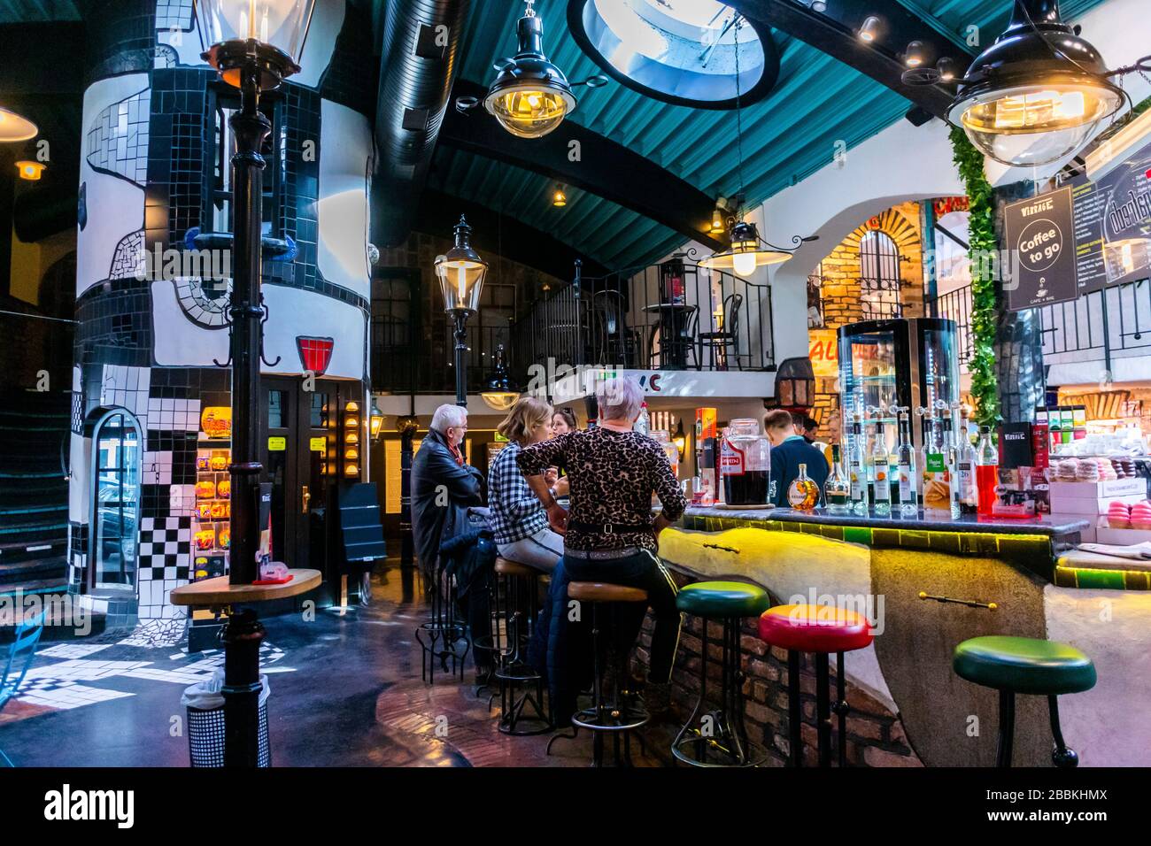 Wien, Österreich, Gruppe von Leuten im Inneren von Sharing Coffee at ...