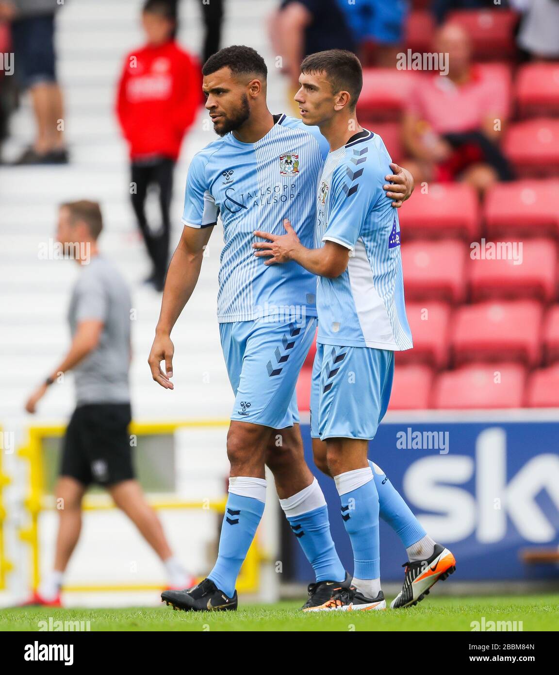 Der Coventry City's Maxime Biamou von Coventry City feiert sein Tor mit ...