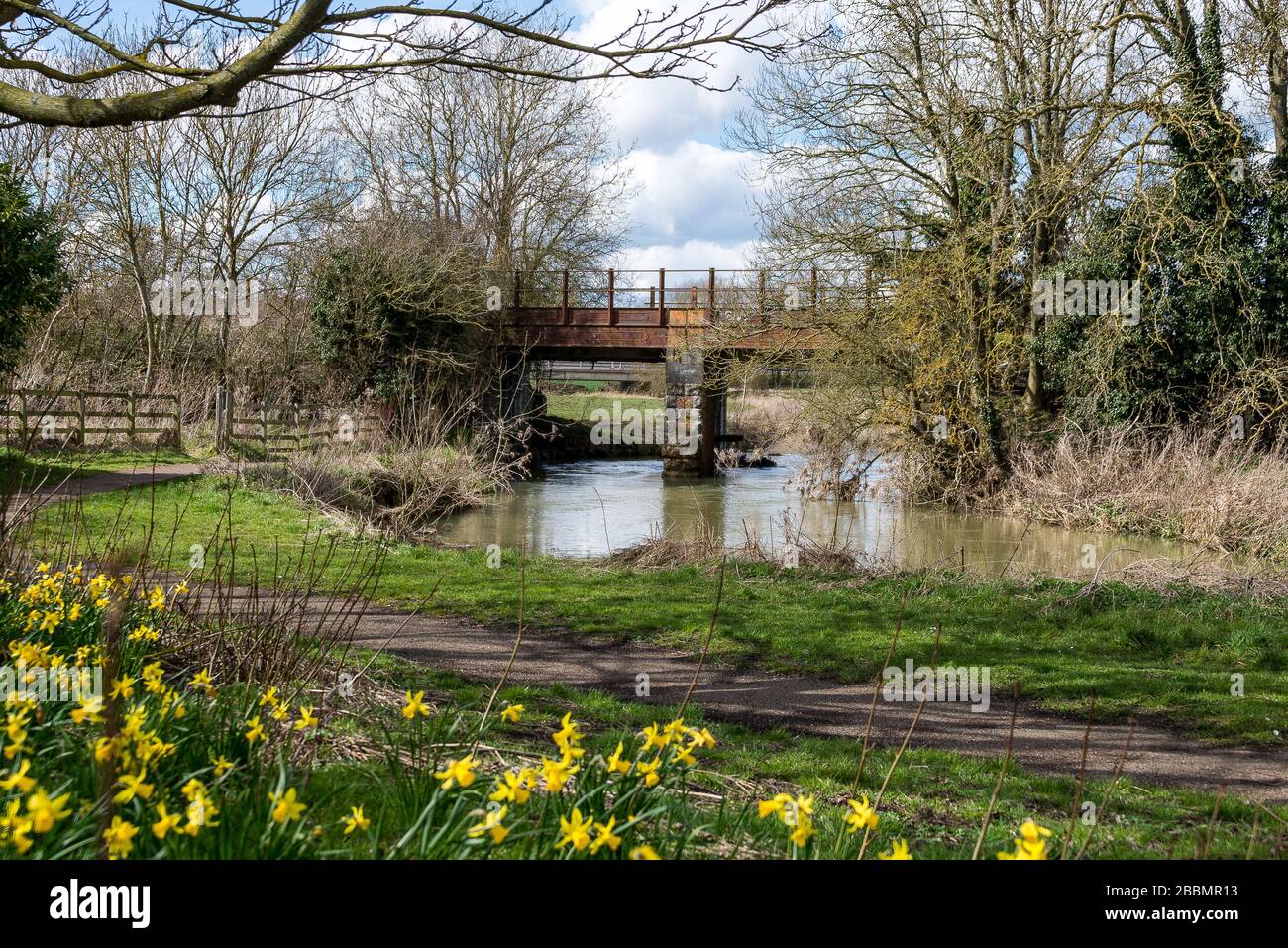 Brücke im Tove Feuchtgebiet Park, Towcester, Northamptonshire, England ...