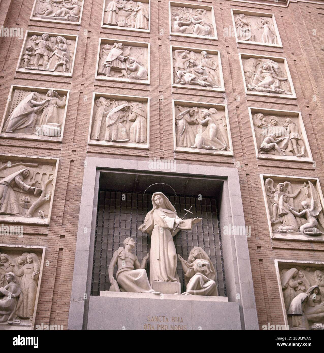 ESCULTURAS CON ESCENAS DE LA VIDA DE SANTA RITA EN LA FACHADA DE LA ...