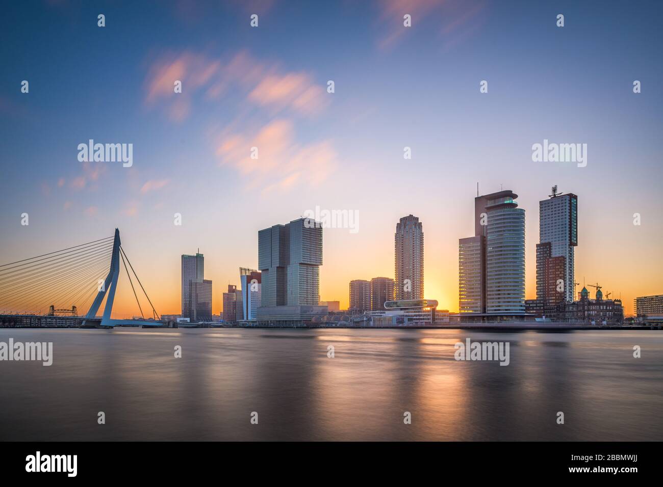 Rotterdam, Niederlande, Skyline der Stadt in der Dämmerung ...