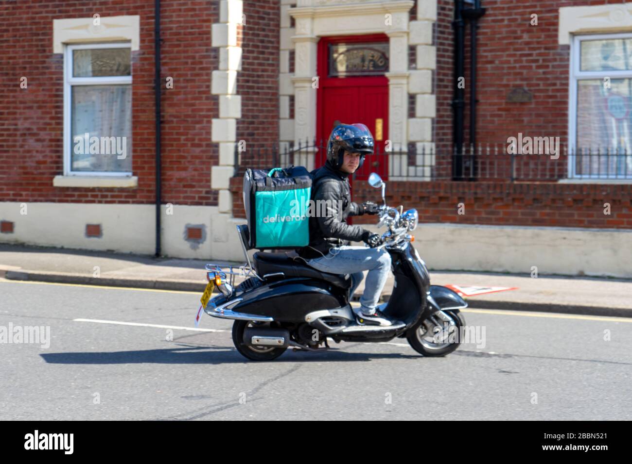 Moped lieferungen -Fotos und -Bildmaterial in hoher Auflösung – Alamy