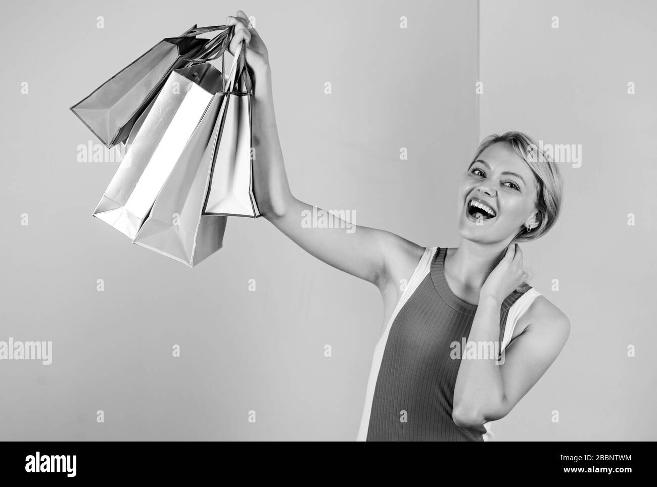 Angenehmes einkaufen. großer Verkauf. Weibliche shopaholic halten ...
