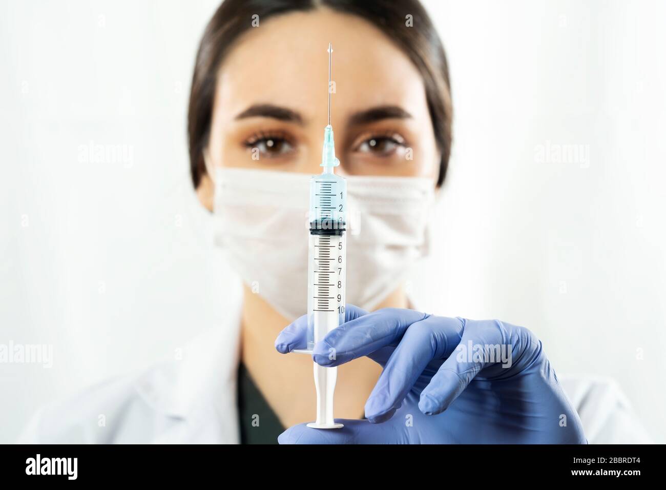 Der weiße kaukasische Arzt oder die Krankenschwester mit Maske und ... Der weiße kaukasische Arzt oder die Krankenschwester mit Maske und ...