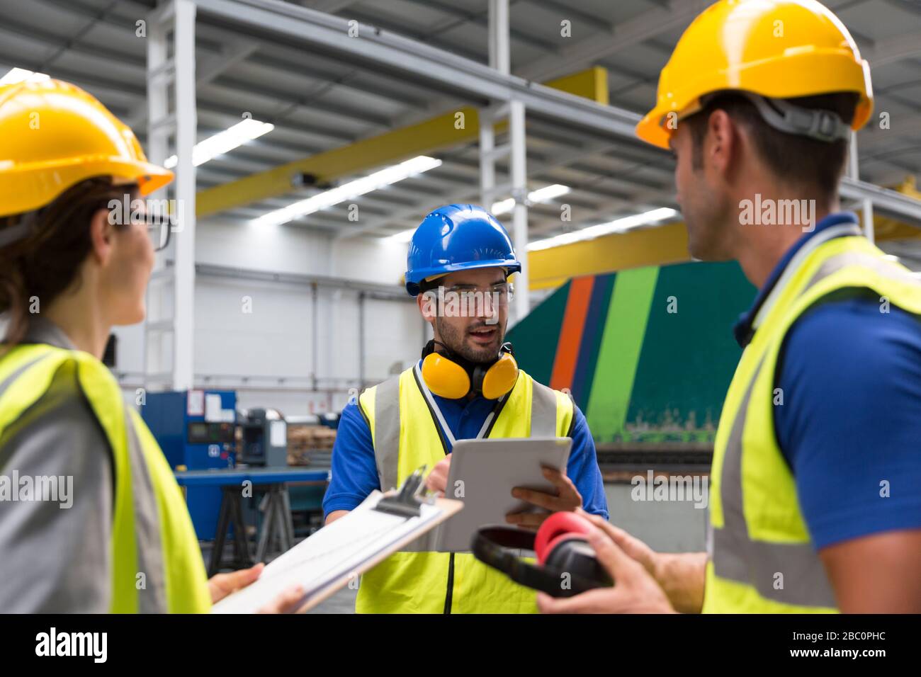 Vorgesetzter und Mitarbeiter mit Zwischenablage und digitalem Tablet im ...