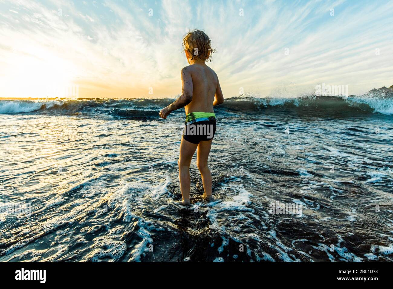 Junge Ins Meer Springen Stockfotos und -bilder Kaufen - Alamy