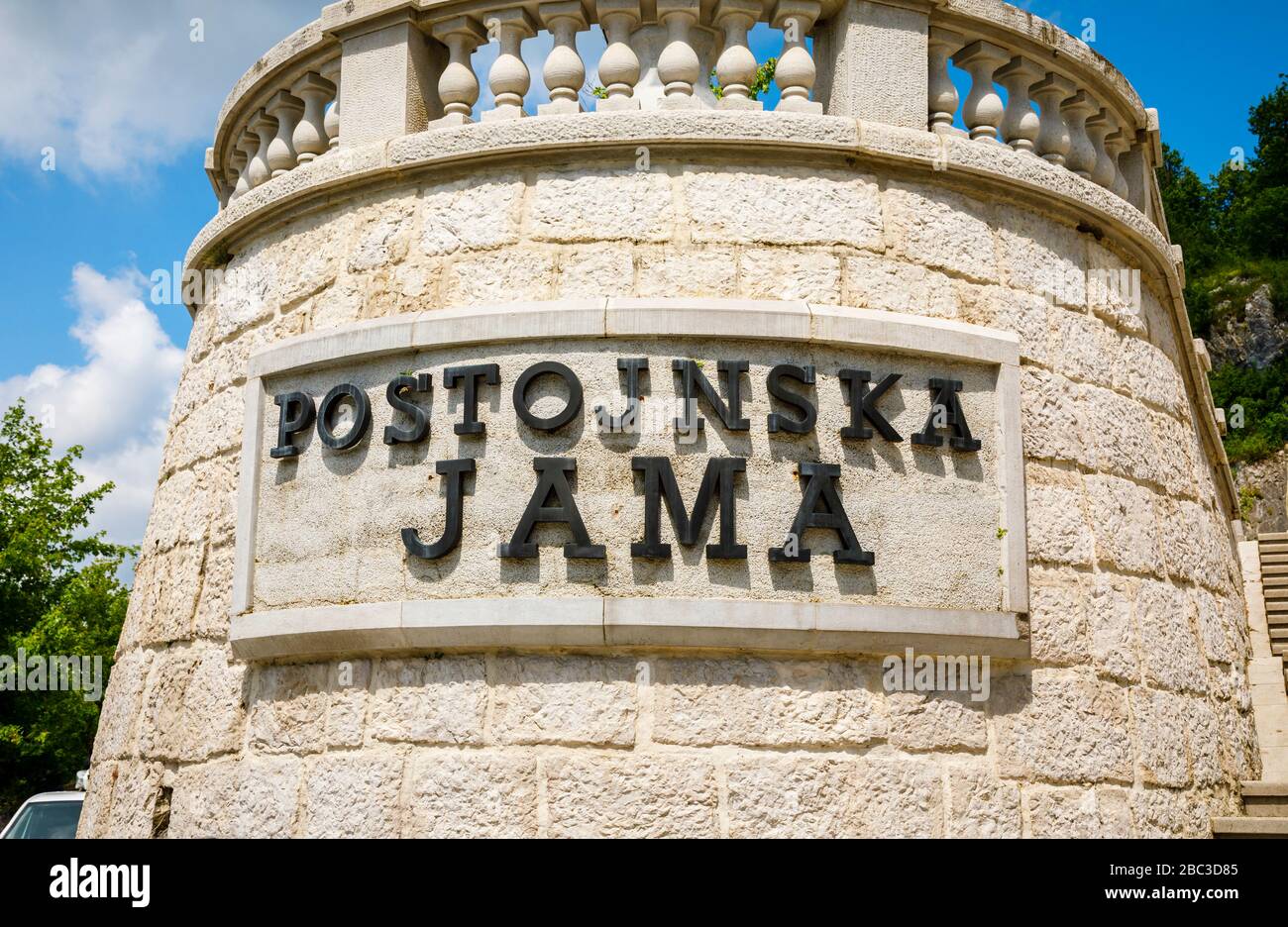 Name von Postojnska Jama (Postojna Cave Park) auf Steinstufen, die zum ...