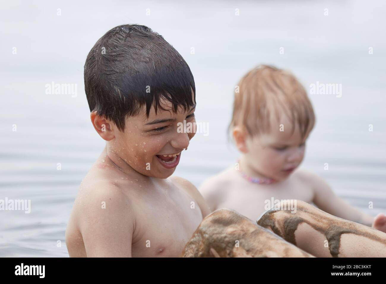 Mädchen kind baden wasser -Fotos und -Bildmaterial in hoher Auflösung ...