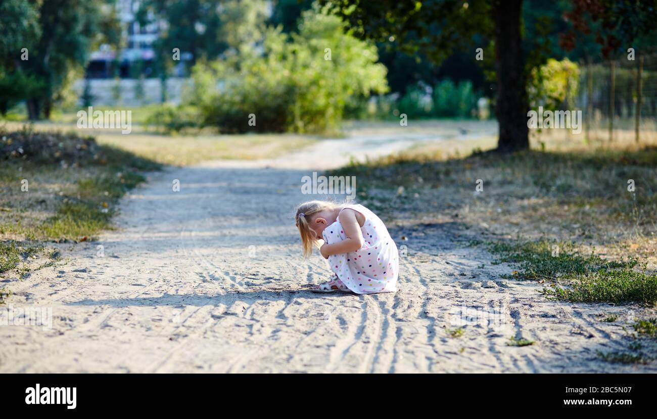 Mädchen sitzt auf dem sand -Fotos und -Bildmaterial in hoher Auflösung ...