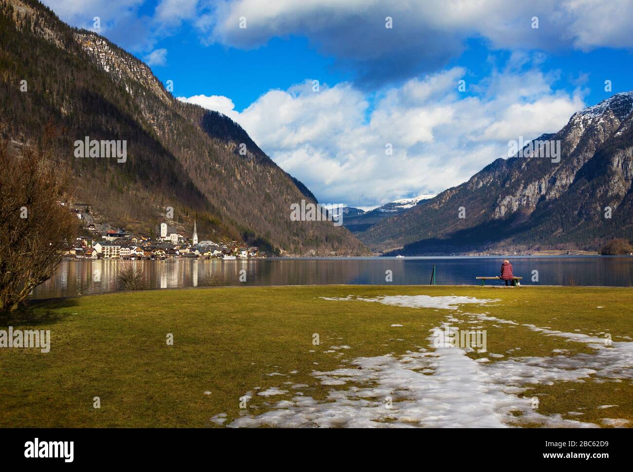 Einsames Mädchen auf der Bank am Ufer der Badeinsel im Erholungsgebiet ...