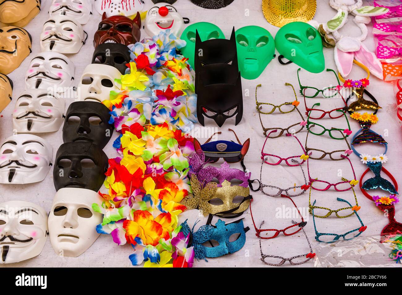 Bunte masken -Fotos und -Bildmaterial in hoher Auflösung – Alamy