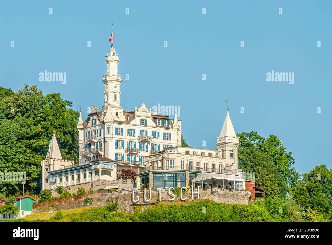 Chateau Guetsch, ein Märchenschloss mit eigener Seilbahn mit Blick auf ...