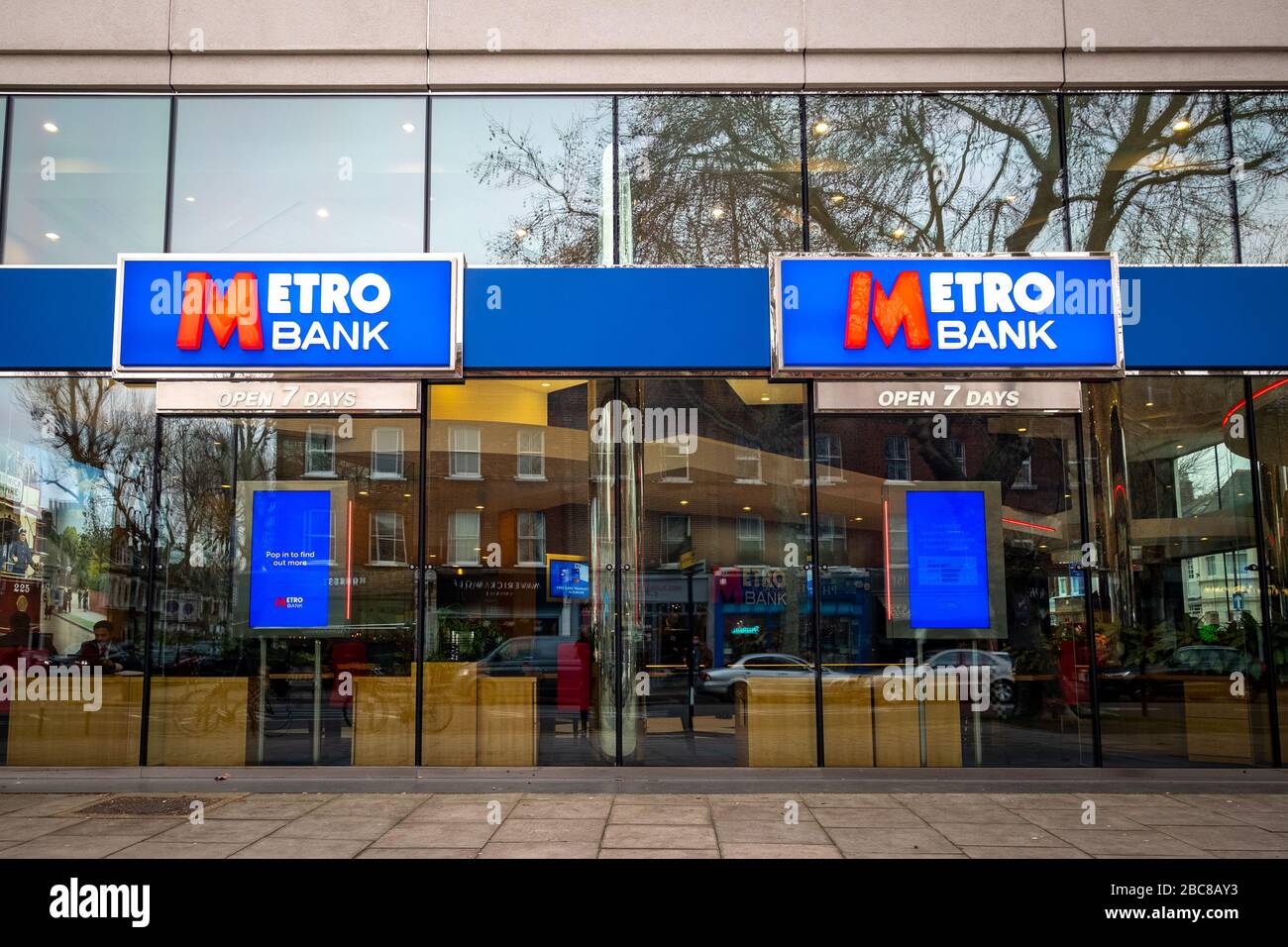 Logo de metro bank -Fotos und -Bildmaterial in hoher Auflösung – Alamy