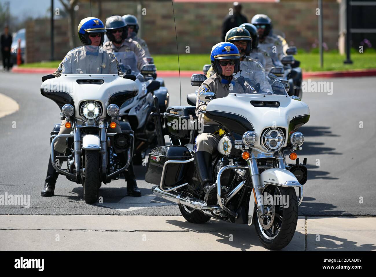 Perris, Vereinigte Staaten. April 2020. Beamte aus verschiedenen ...