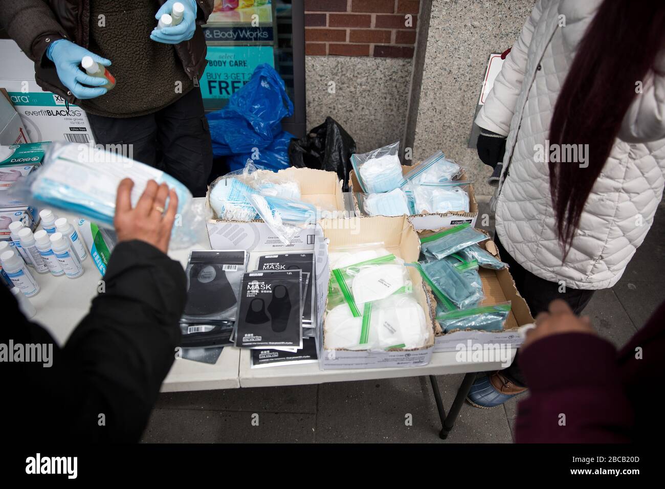 New York, USA. April 2020. Am 3. April 2020 kaufen die Menschen ...