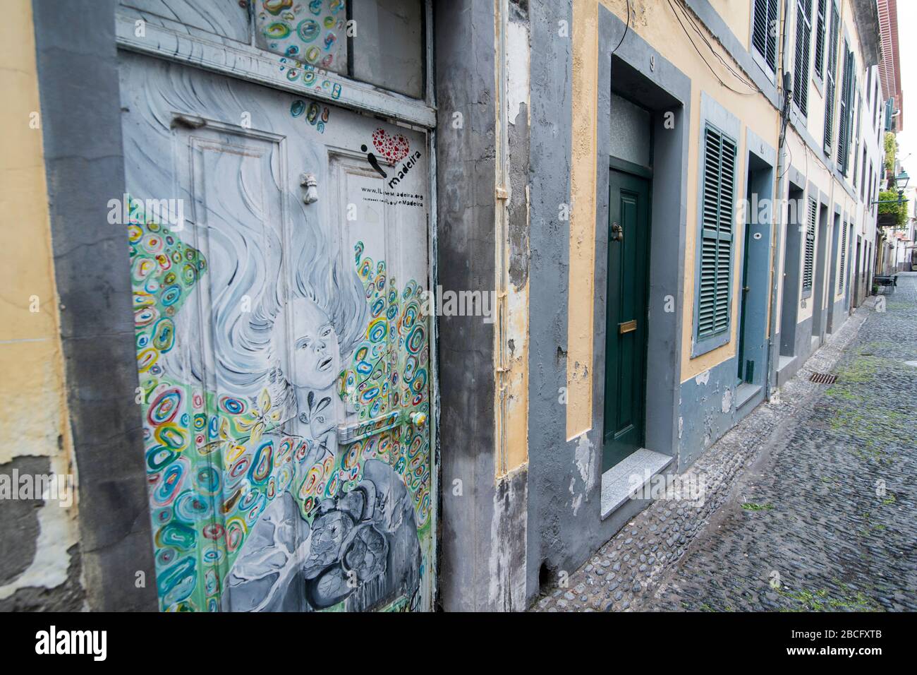Straßen- und Wandkunst an den alten Häusern in der Altstadt von Zona ...