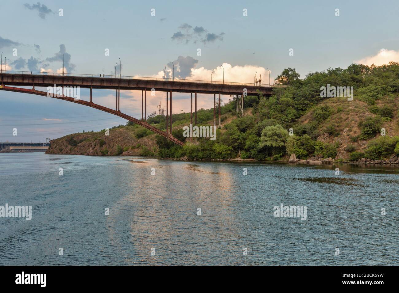 Preobrazhensky-Brücke über den Fluss Dnieper zur Insel Khortitsa in der ...