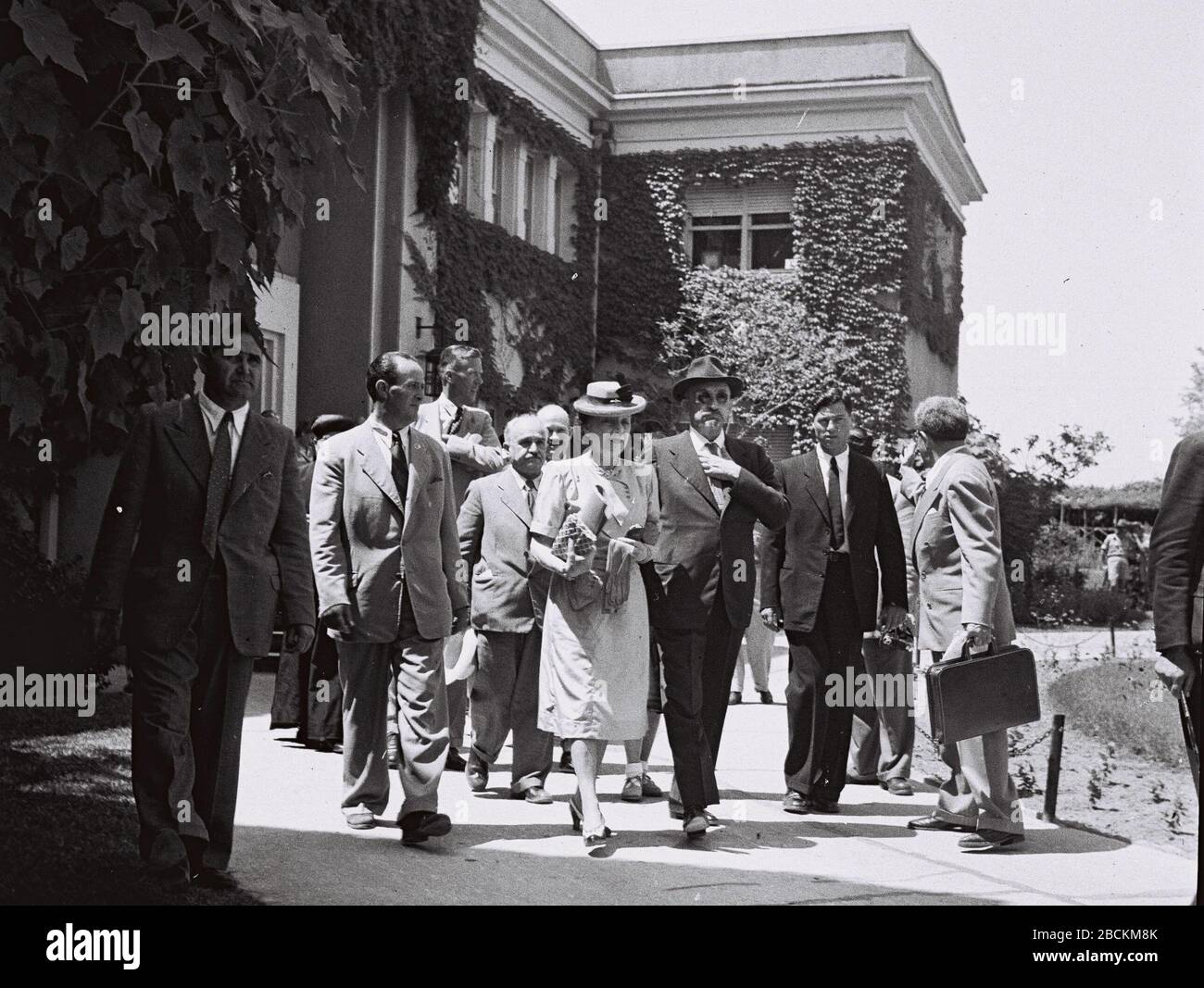 "Deutsch: PROF. CHAIM WEIZMANN UND MRS. VERA WEIZMANN MIT DAVID REMEZ ...
