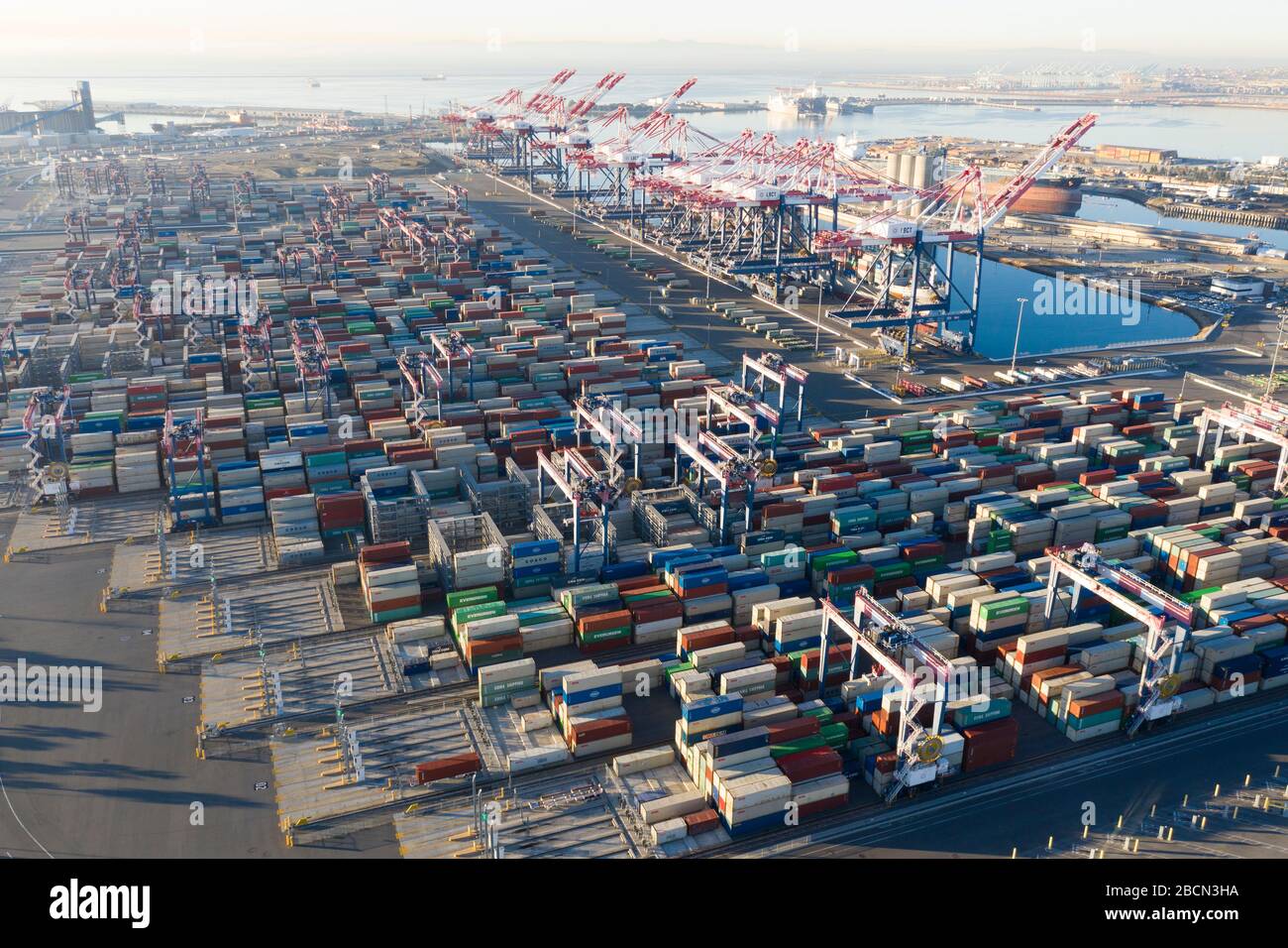 Shipping container above -Fotos und -Bildmaterial in hoher Auflösung ...