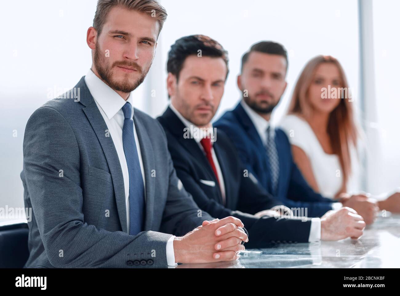 Geschäft Leute an den Verhandlungstisch sitzen Stockfotografie - Alamy