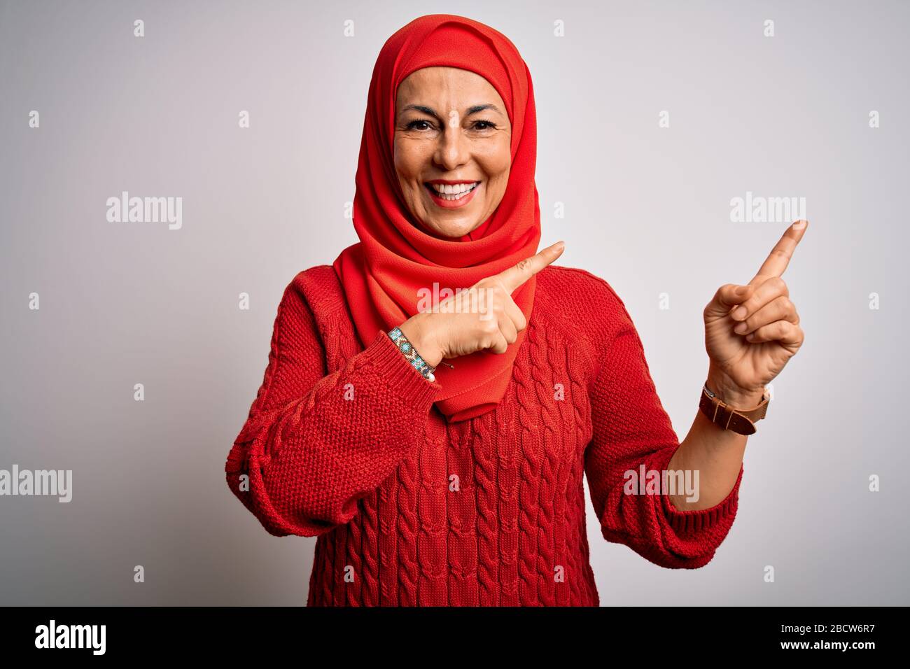 Frau im mittleren Alter, die einen muslimischen traditionellen Hijab ...