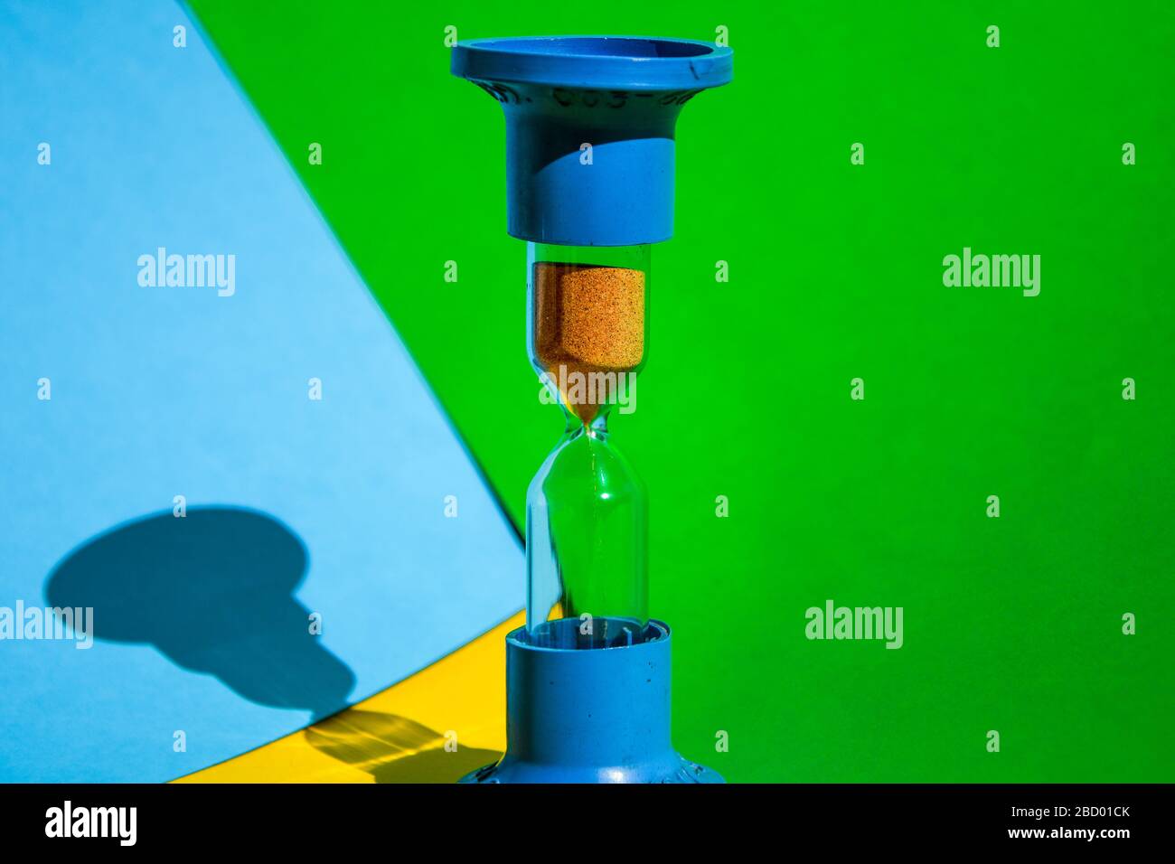 Sanduhr farbener Hintergrund, Kopierbereich für Text, Hourglass zeigt ...