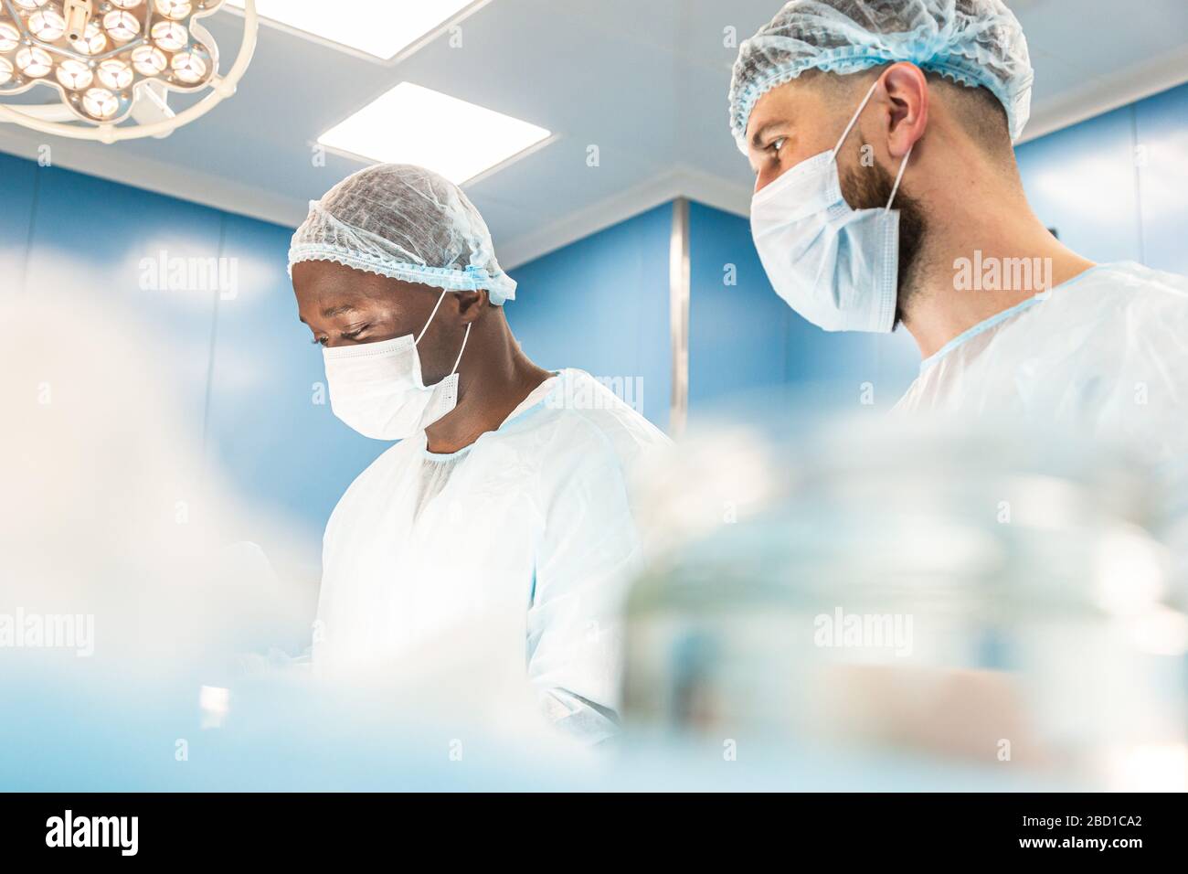 Der leitende Chirurg im Operationssaal, wo der Patient auf ihn wartet ...