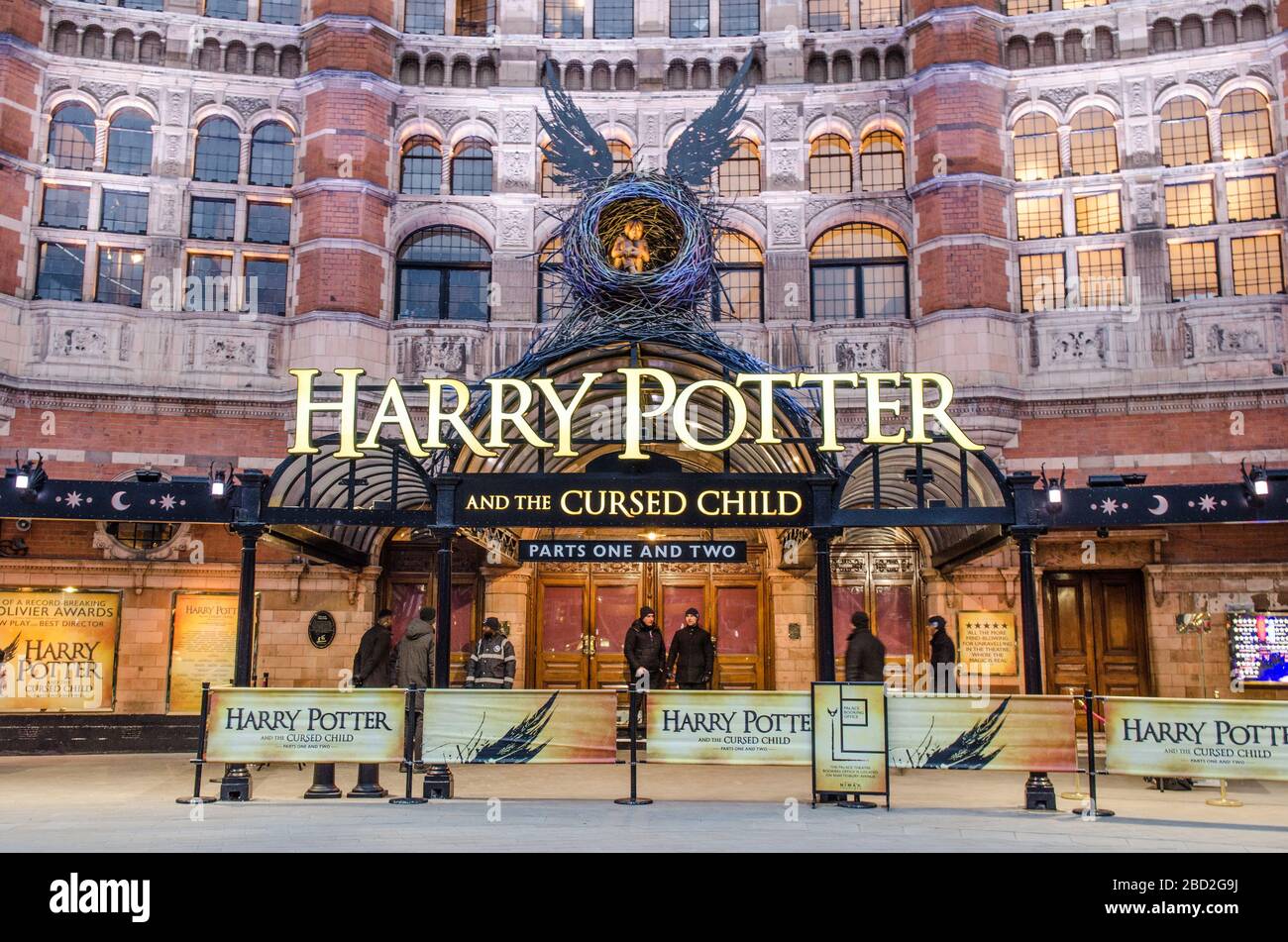 LONDON - Palace Theatre im Londoner West End, das Harry Potter und das verfluchte Kind zeigt ...