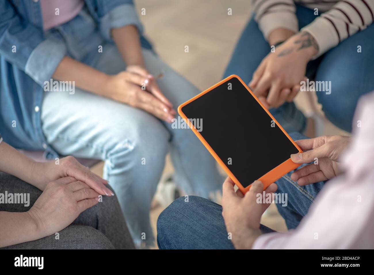 Leute, die im kreis sitzen -Fotos und -Bildmaterial in hoher Auflösung ...