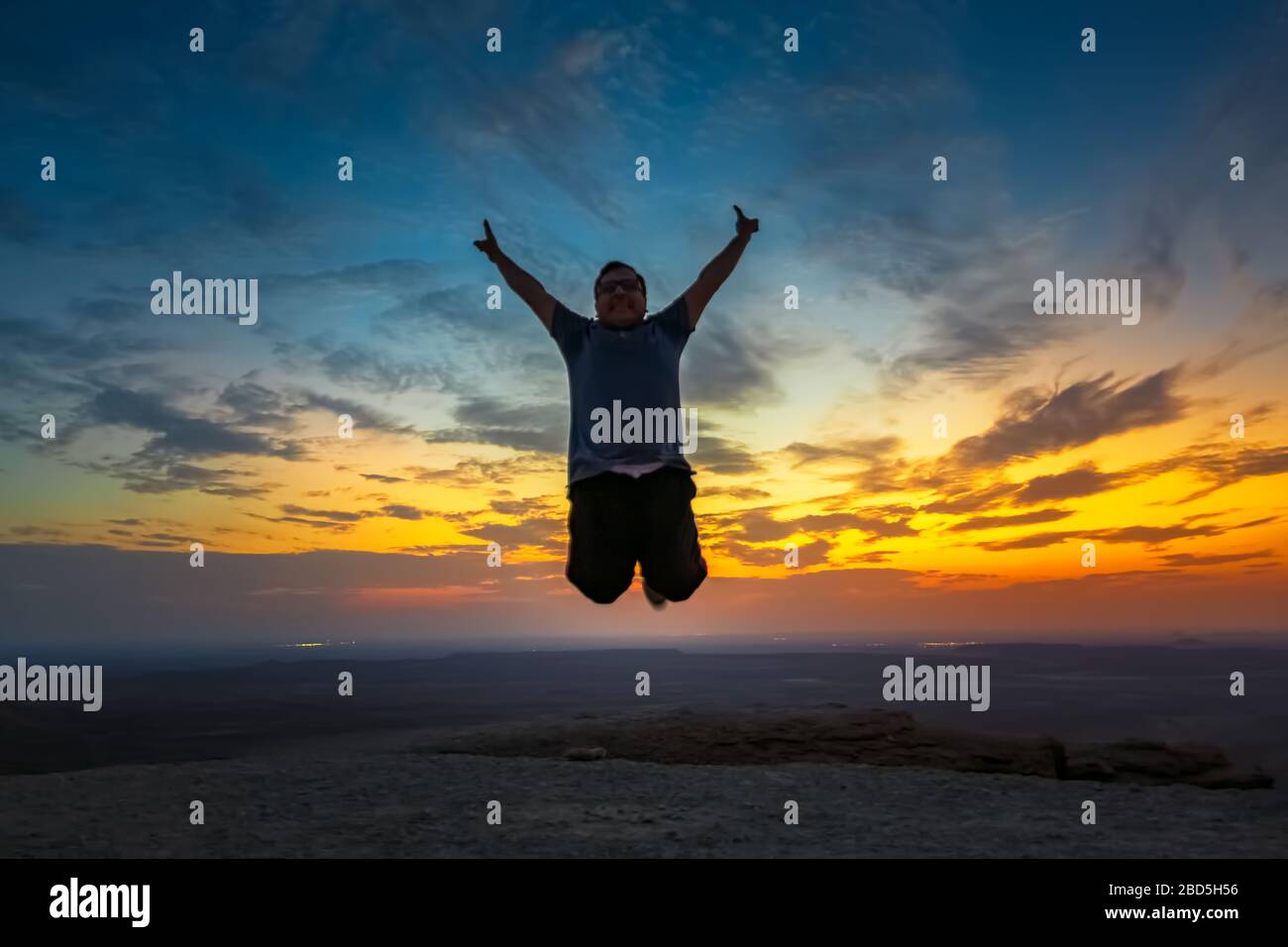 Springende menschen -Fotos und -Bildmaterial in hoher Auflösung – Alamy