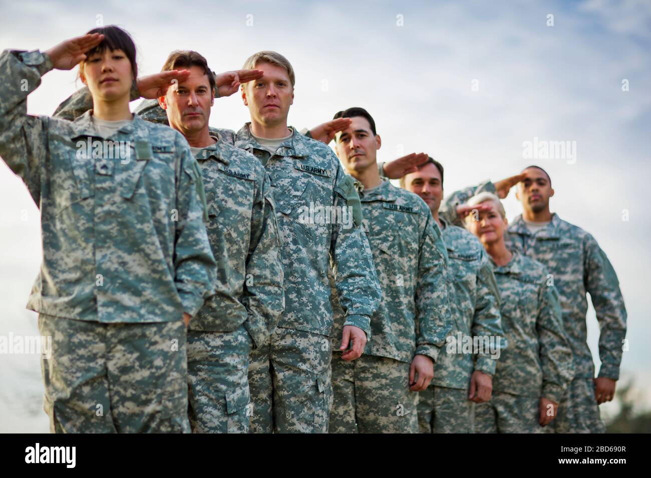Army soldiers saluting -Fotos und -Bildmaterial in hoher Auflösung – Alamy