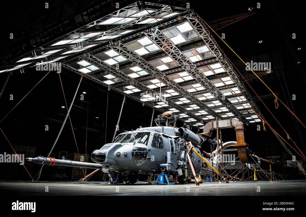 Ein HH-60W Jolly Green II sitzt unter hellen Lichtern, die für Wärme im ...