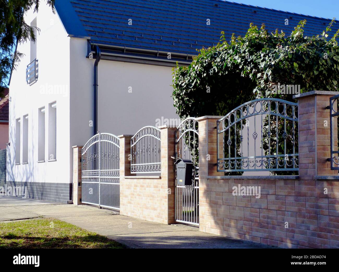 Wrought iron balcony railing -Fotos und -Bildmaterial in hoher ...