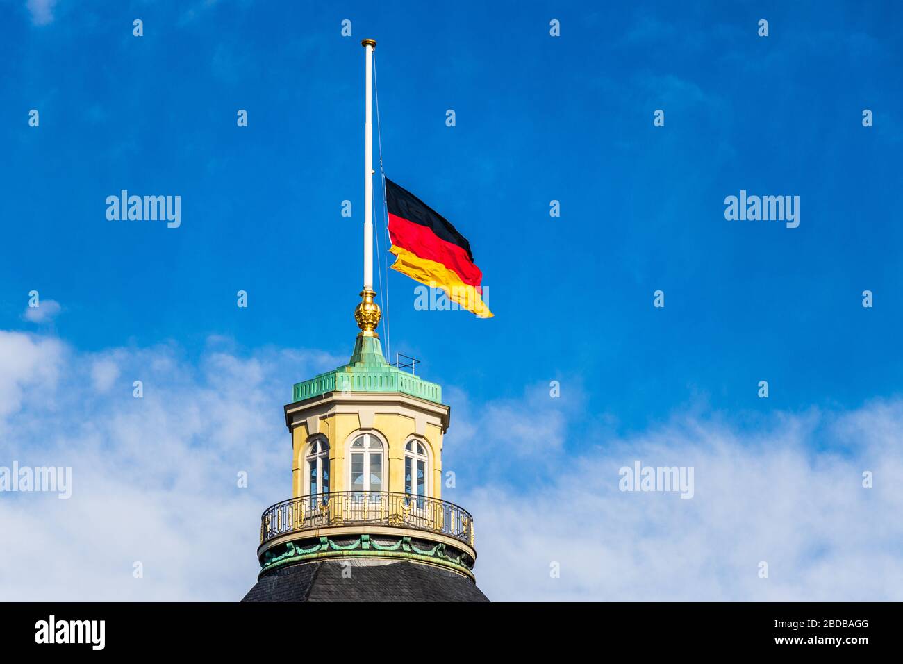 Deutsche Fahne am Halbmast auf Halbmast, auf Turmdach von Schloss ...