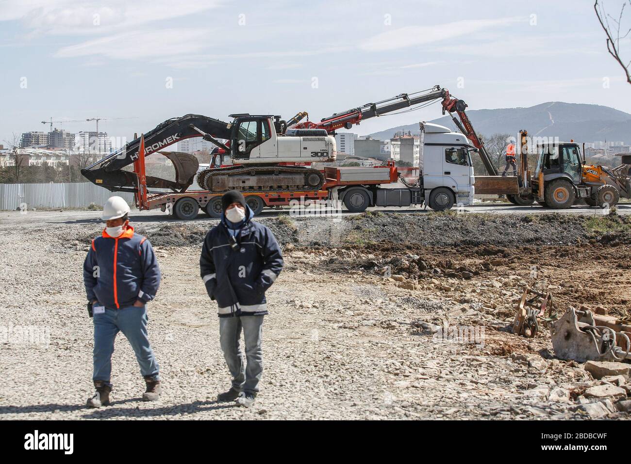 Turkish workers in construction site -Fotos und -Bildmaterial in hoher ...