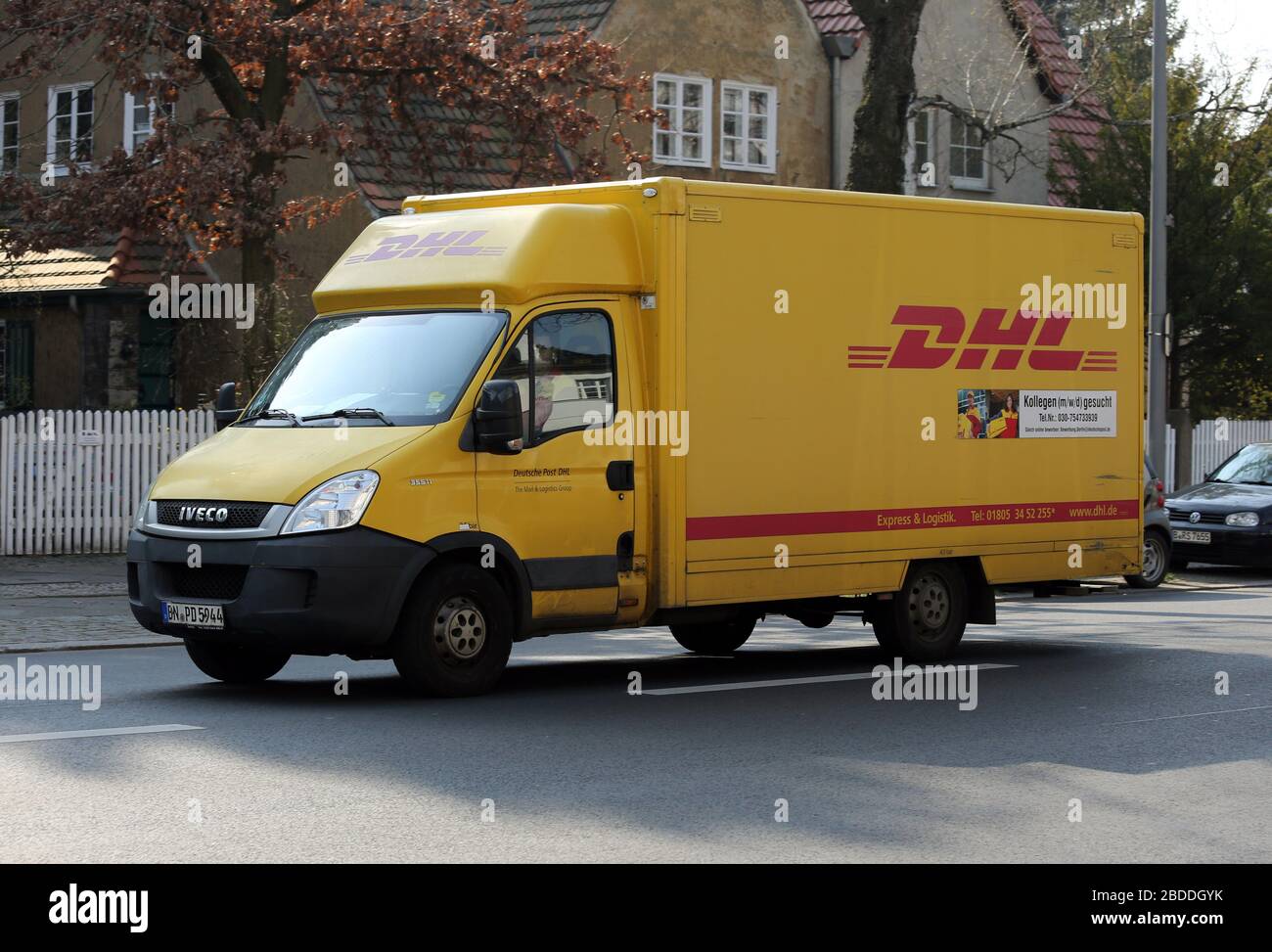 Yellow van dhl deutsche post -Fotos und -Bildmaterial in hoher ...