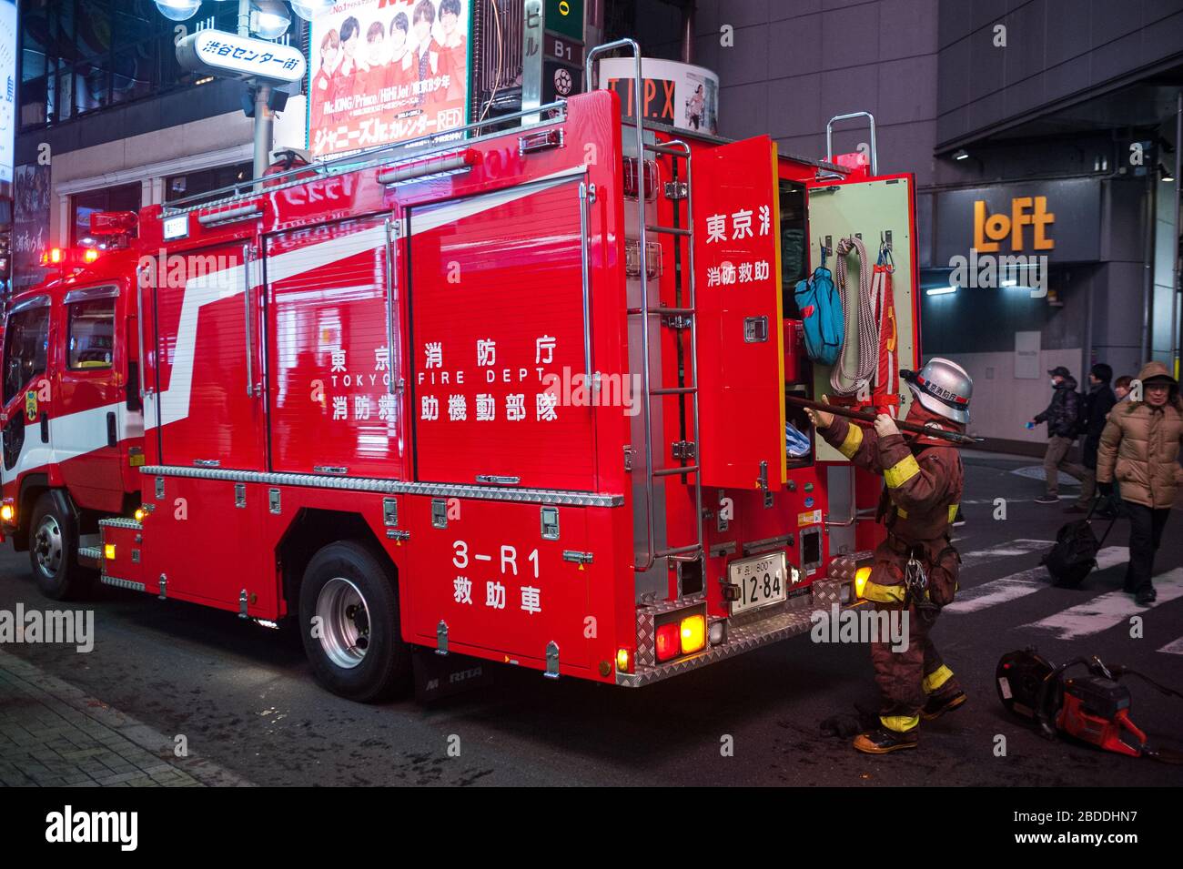 31.12.2017, Tokio, Kanto, Japan - EIN Feuerwehrmann in Schutzausrüstung ...
