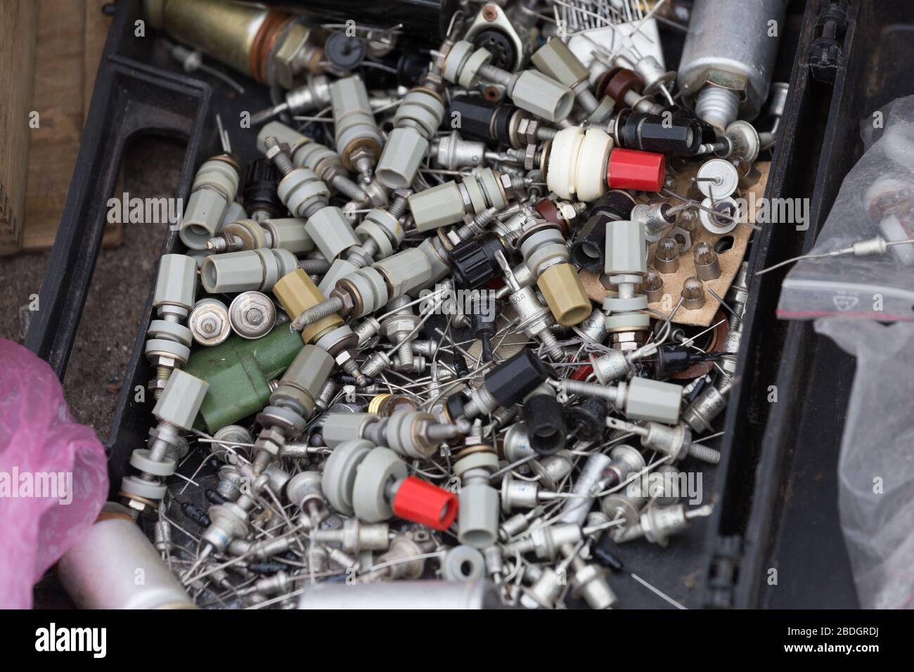 Set der alten Computer-Elektrogeräte Federn in den alten Kisten auf dem ...