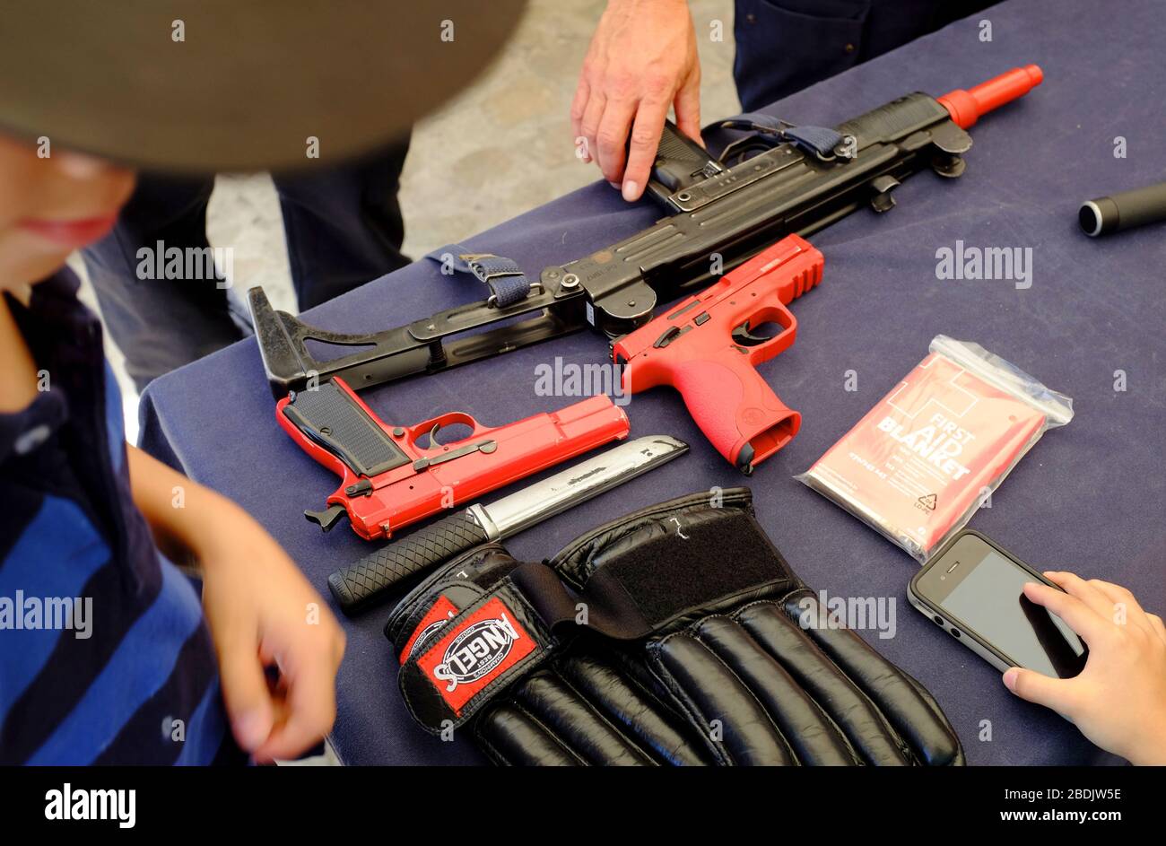 Polizei zeigt waffen -Fotos und -Bildmaterial in hoher Auflösung – Alamy