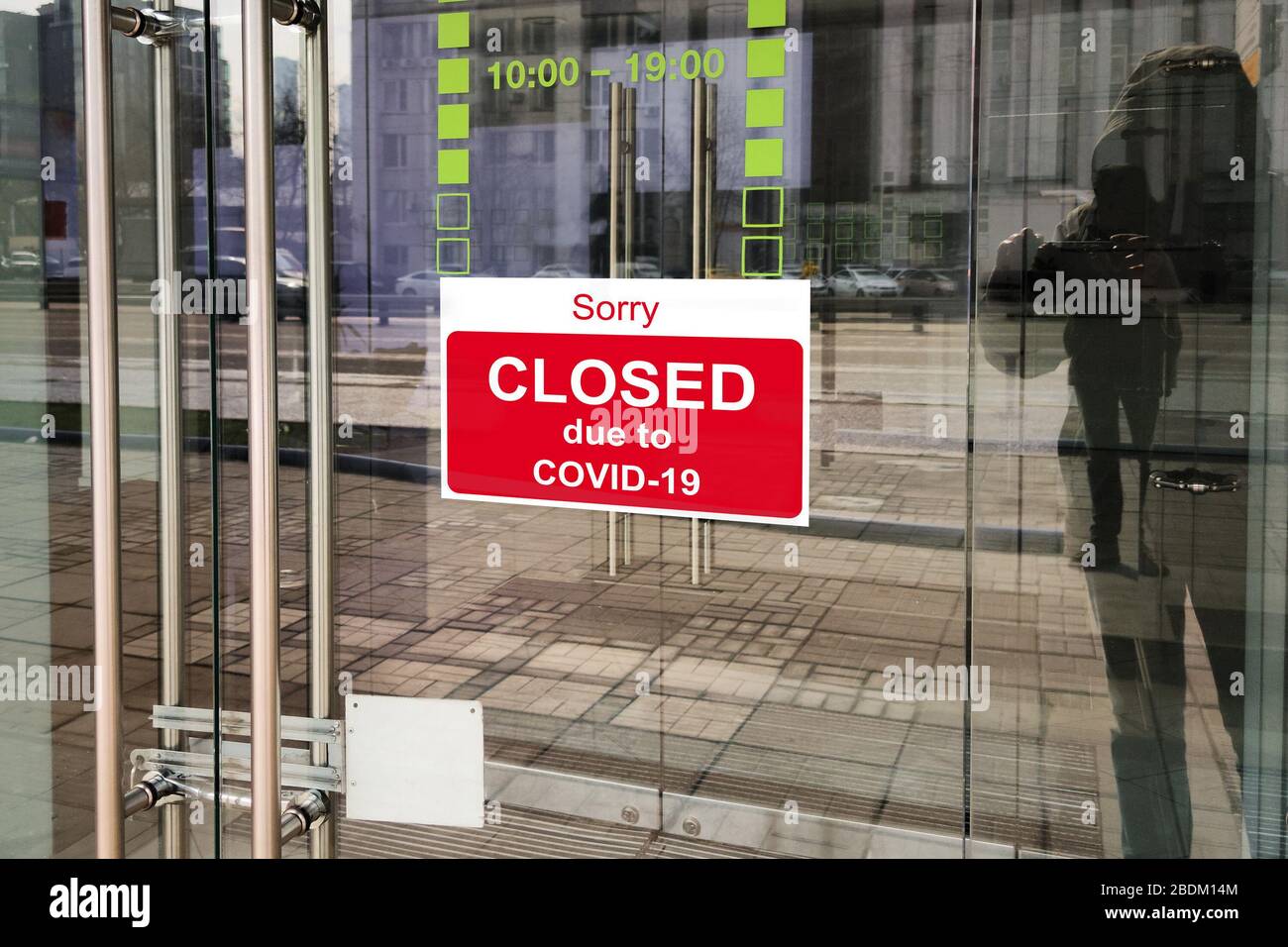 Corona schaufenster -Fotos und -Bildmaterial in hoher Auflösung – Alamy