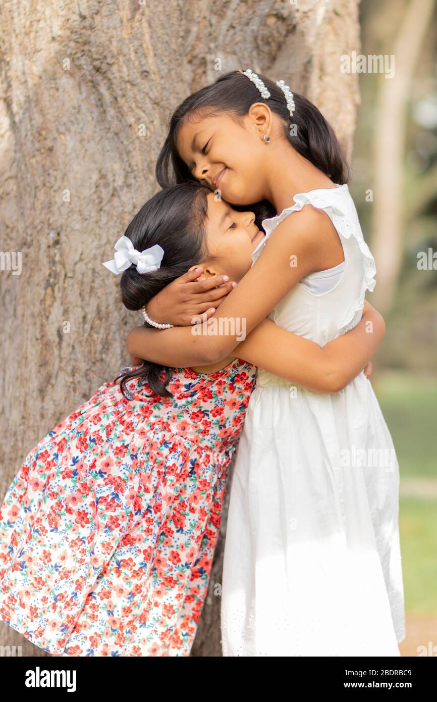 Kinder zeigen liebe -Fotos und -Bildmaterial in hoher Auflösung – Alamy