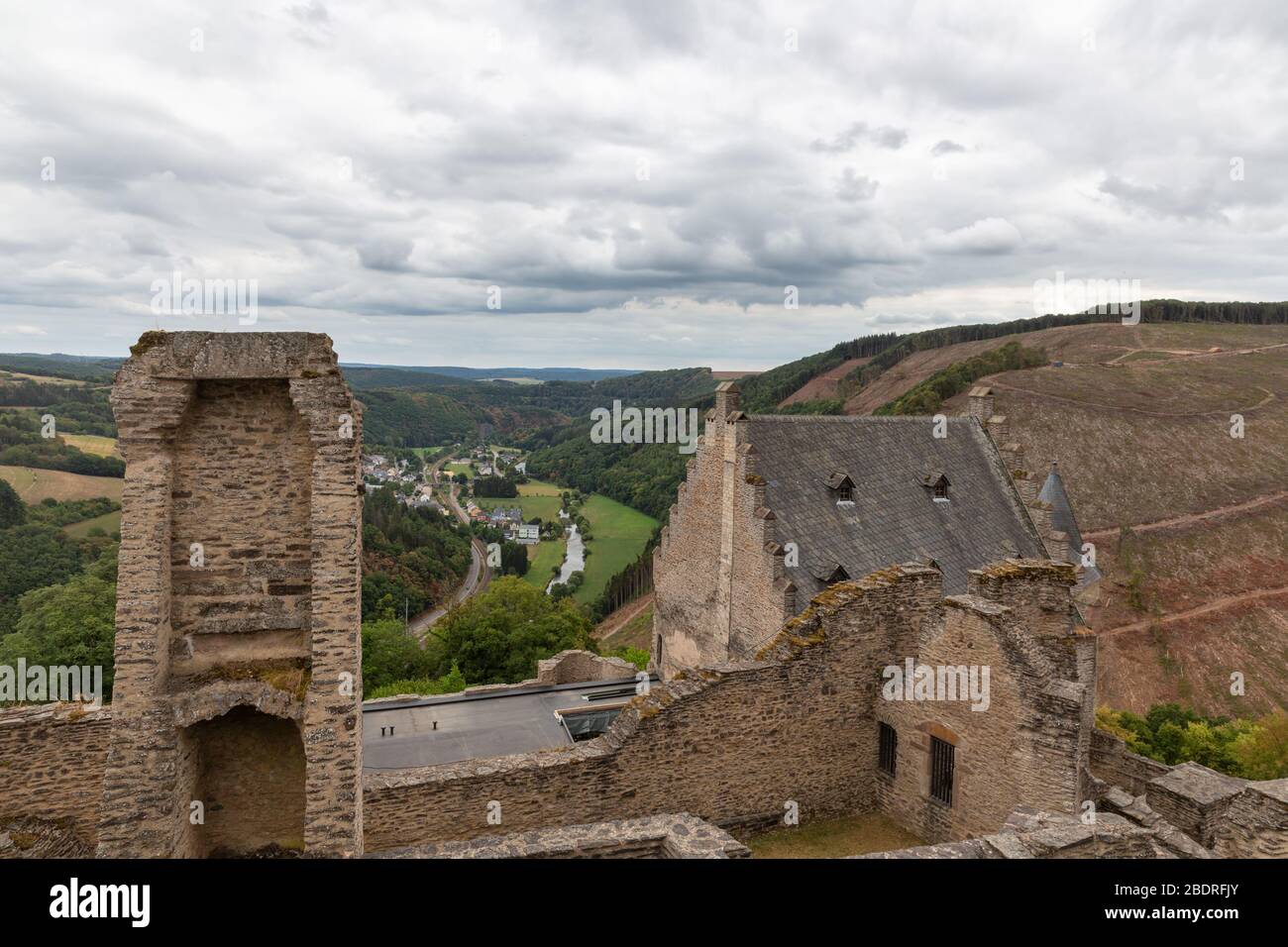 Hofruine mittelalterliche Burg Bourscheid in Luxemburg Stockfotografie ...
