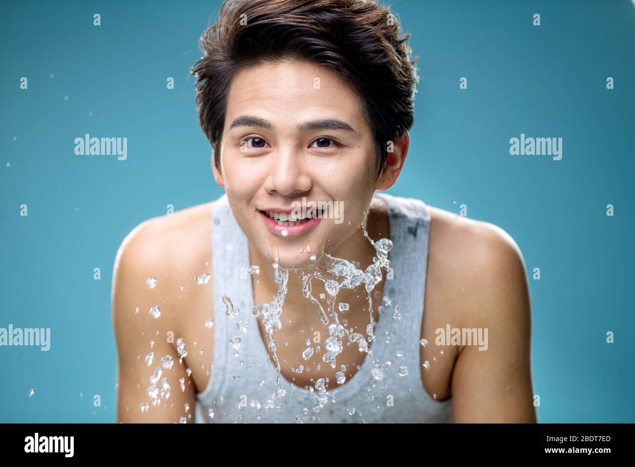 Wasser tropfen lächeldes gesicht -Fotos und -Bildmaterial in hoher ...