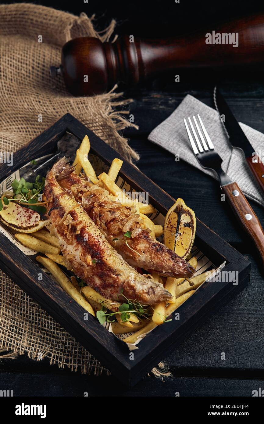 Fish and chips aus papier essen -Fotos und -Bildmaterial in hoher ...