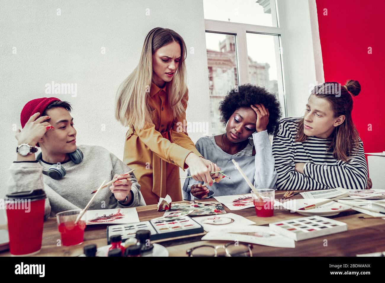 Person, die unterrichtet -Fotos und -Bildmaterial in hoher Auflösung ...