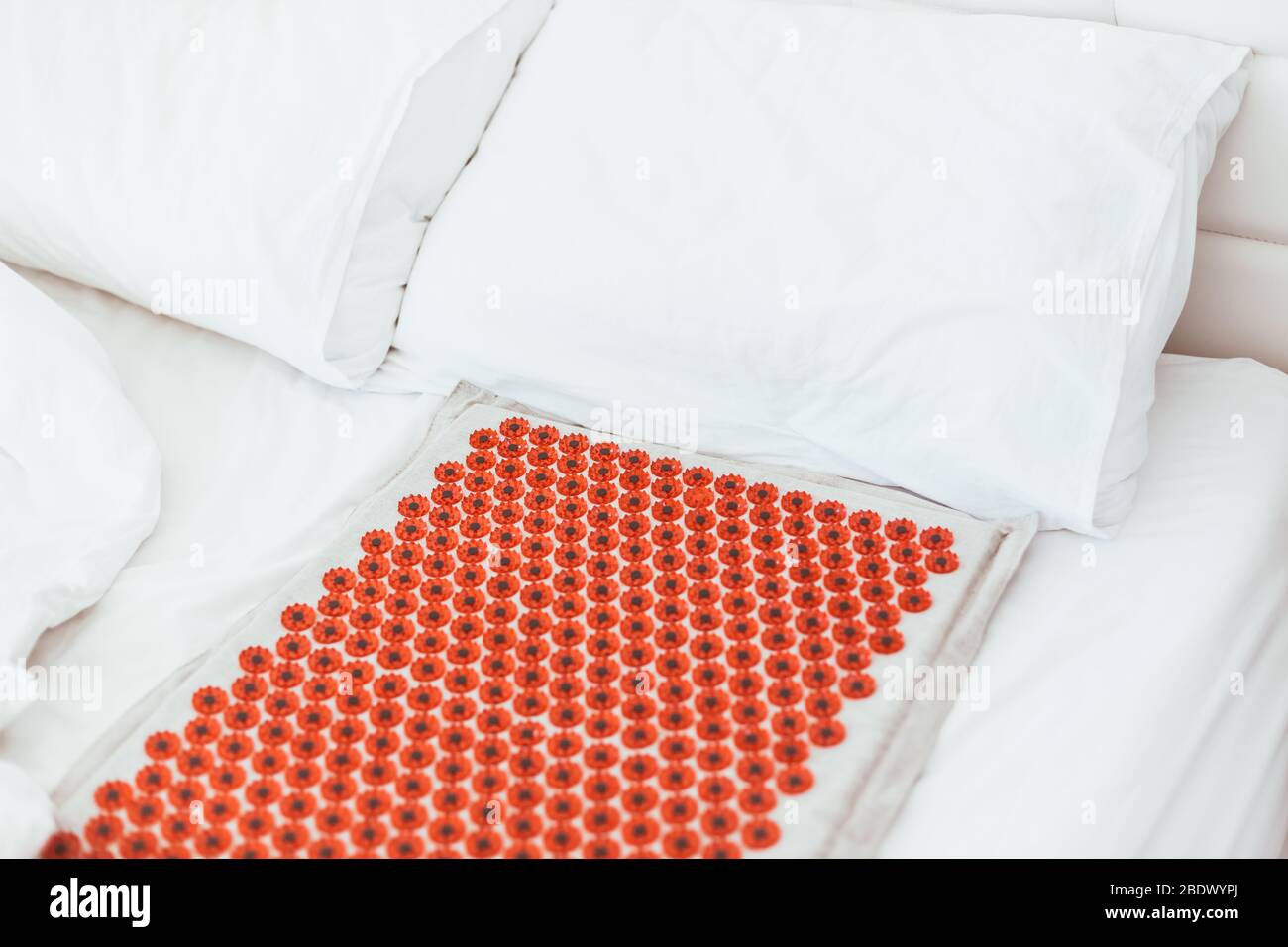 Akupunkturmatte im Bett. Wellness, Reflexzonenmassage und ...