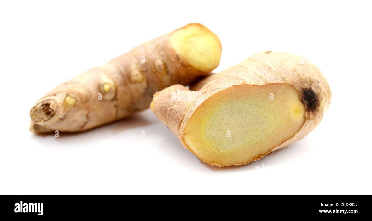 Frischer Ingwer isoliert auf weißem Hintergrund Stockfotografie - Alamy