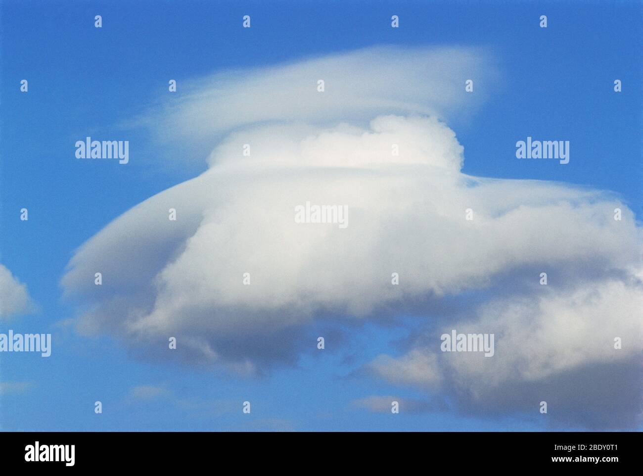 Kumuluswolke und Pileus Stockfotos und -bilder Kaufen - Alamy
