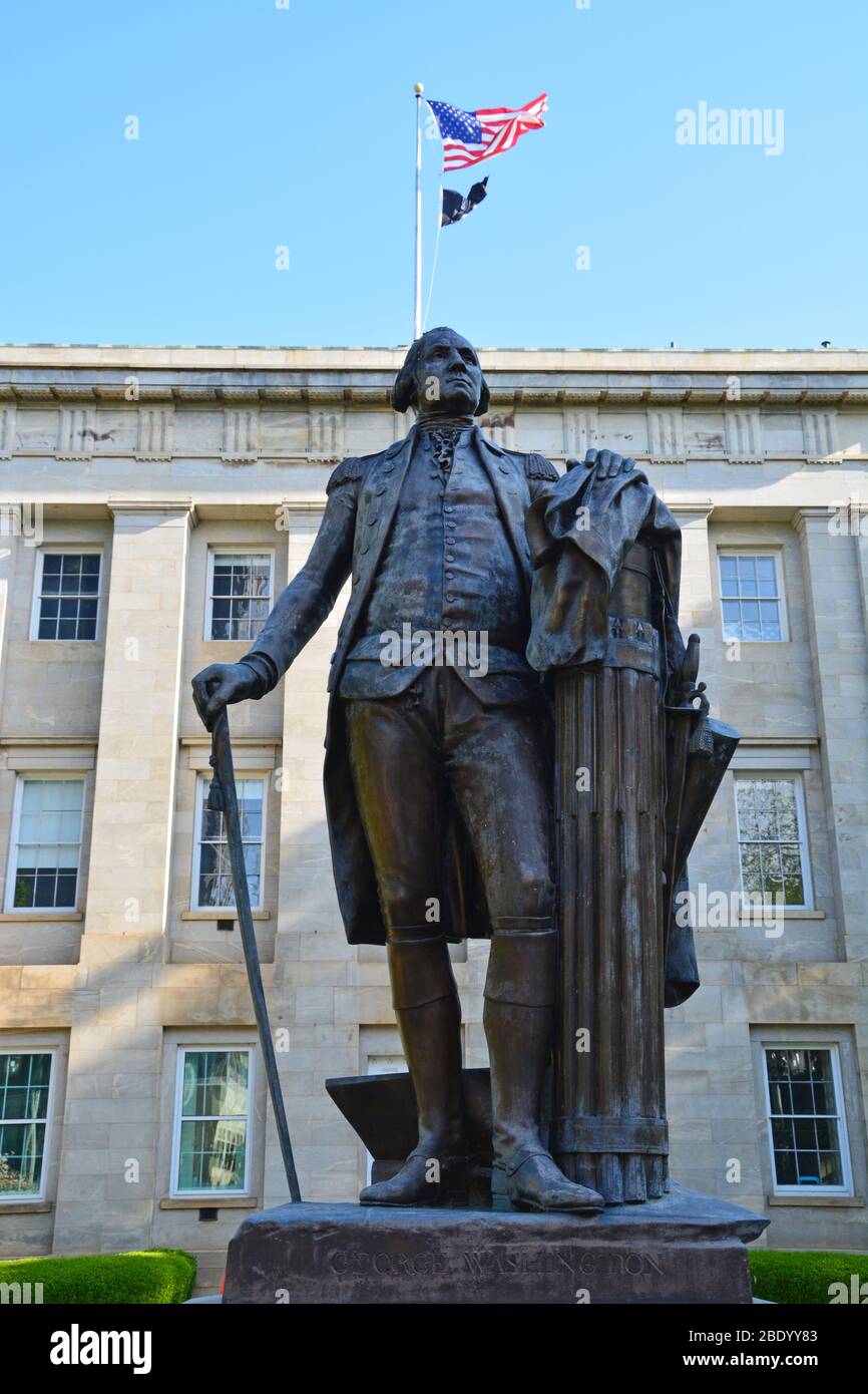 Eine Statue zu Ehren von George Washington auf dem ehemaligen State ... Eine Statue zu Ehren von George Washington auf dem ehemaligen State ...