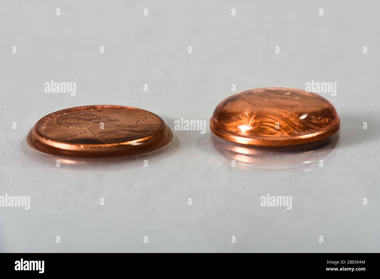 Wirkung von Tensid auf die Oberflächenspannung Stockfotografie - Alamy